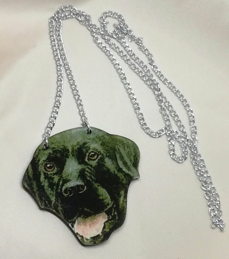 Puinen Musta koira-kaulakoru — Kåiran Studiokauppa