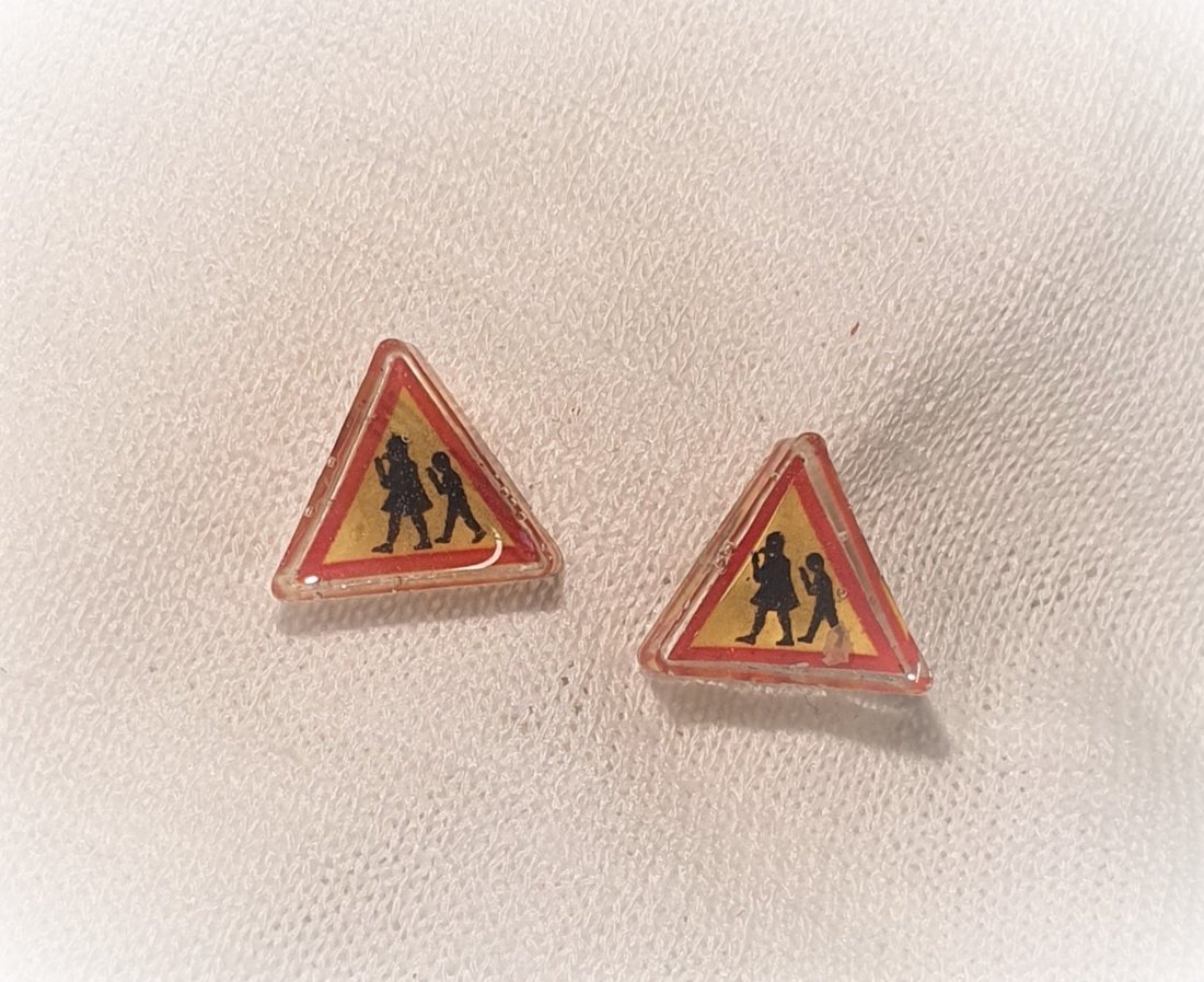 Nappikorvis/kolmio "Varo lapsia" — Mirvatuli